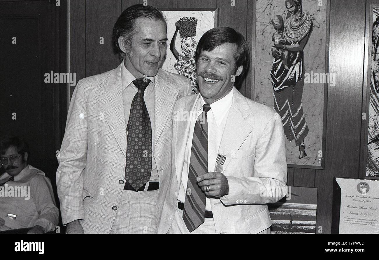 MEN TAKING A PICTURE. 8-16-78 JIM SCHILL Stock Photo - Alamy