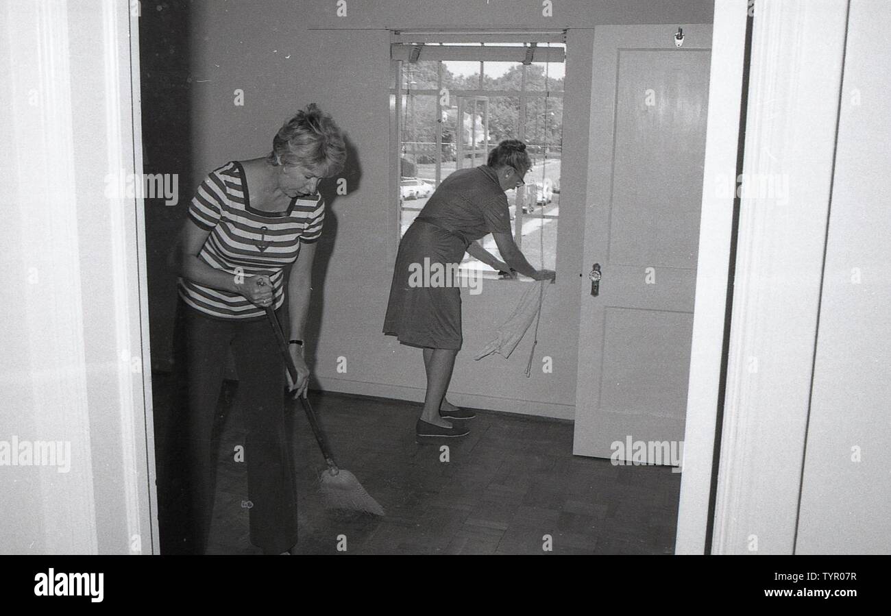 VIET HOUSE, WOMAN SWEEPING, CLEANING WINDOW Stock Photo - Alamy