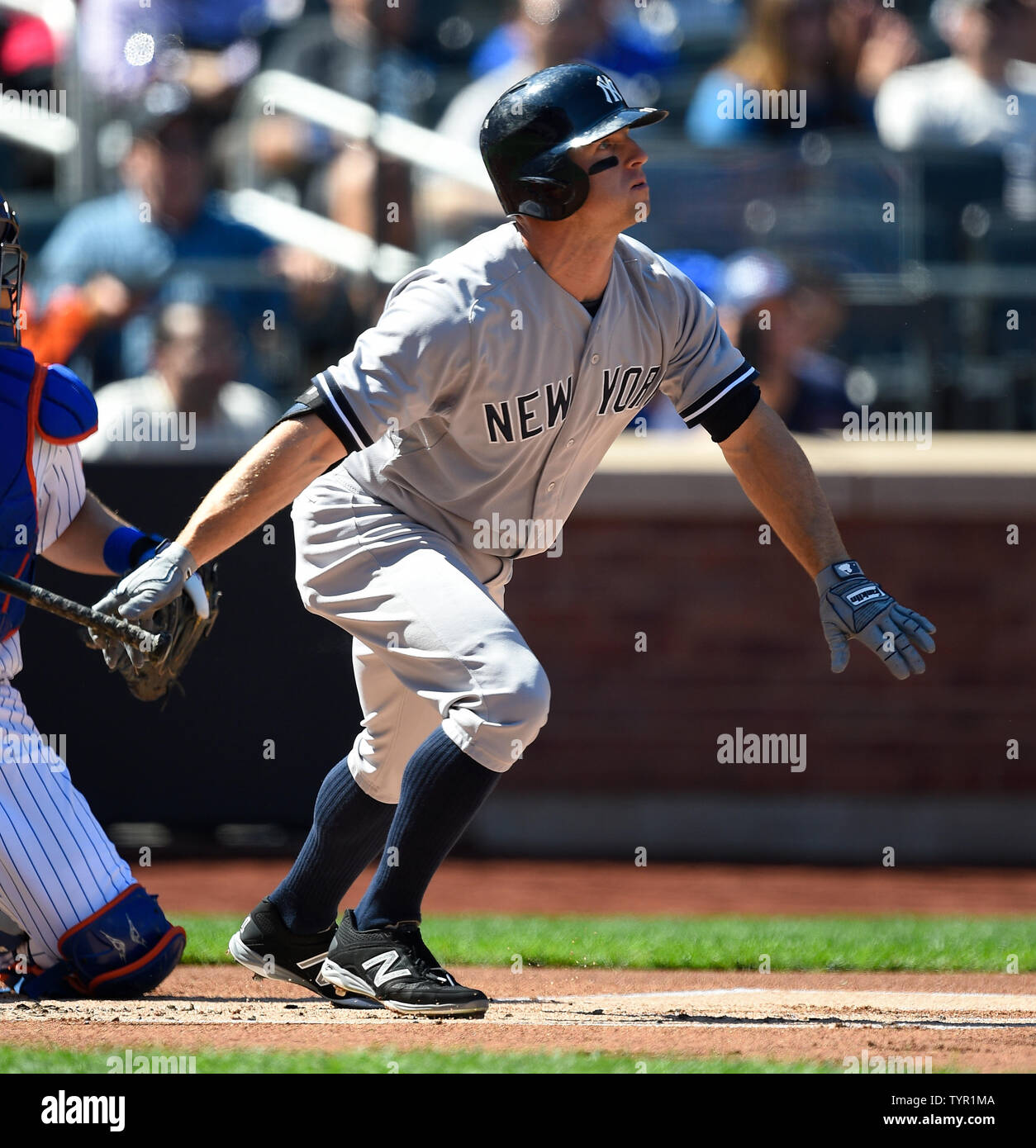 New York Yankees left fielder Brett Gardner (11) hits a single to ...