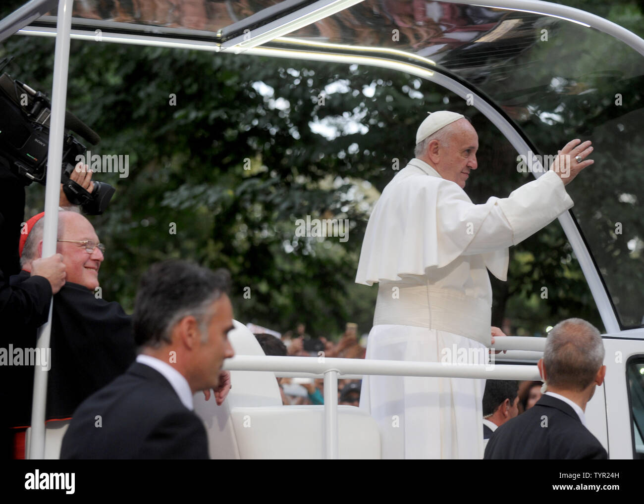 Pope Francis waves as he rides through Central Park in New York City on ...