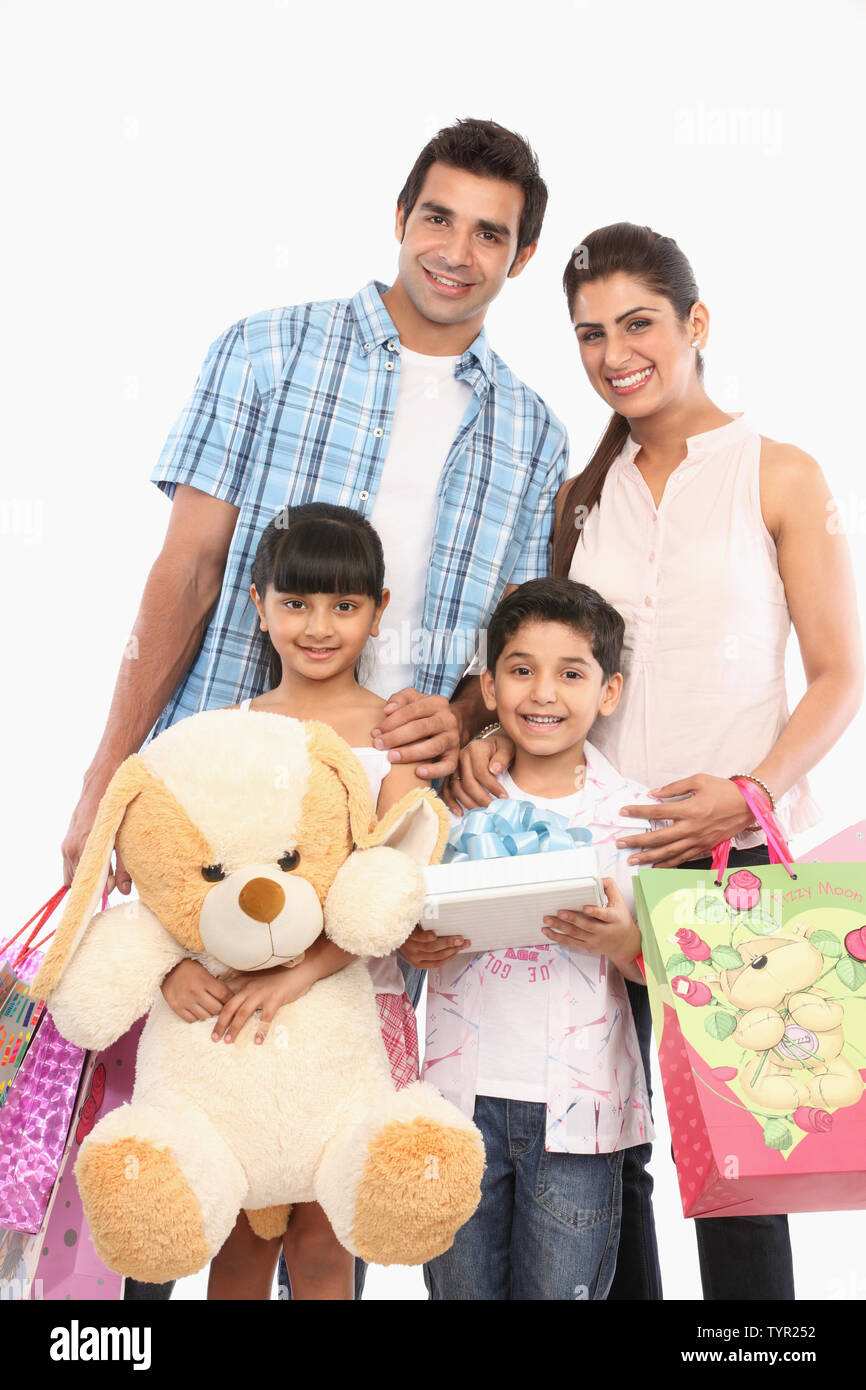 Portrait of a family with shopping bag Stock Photo - Alamy