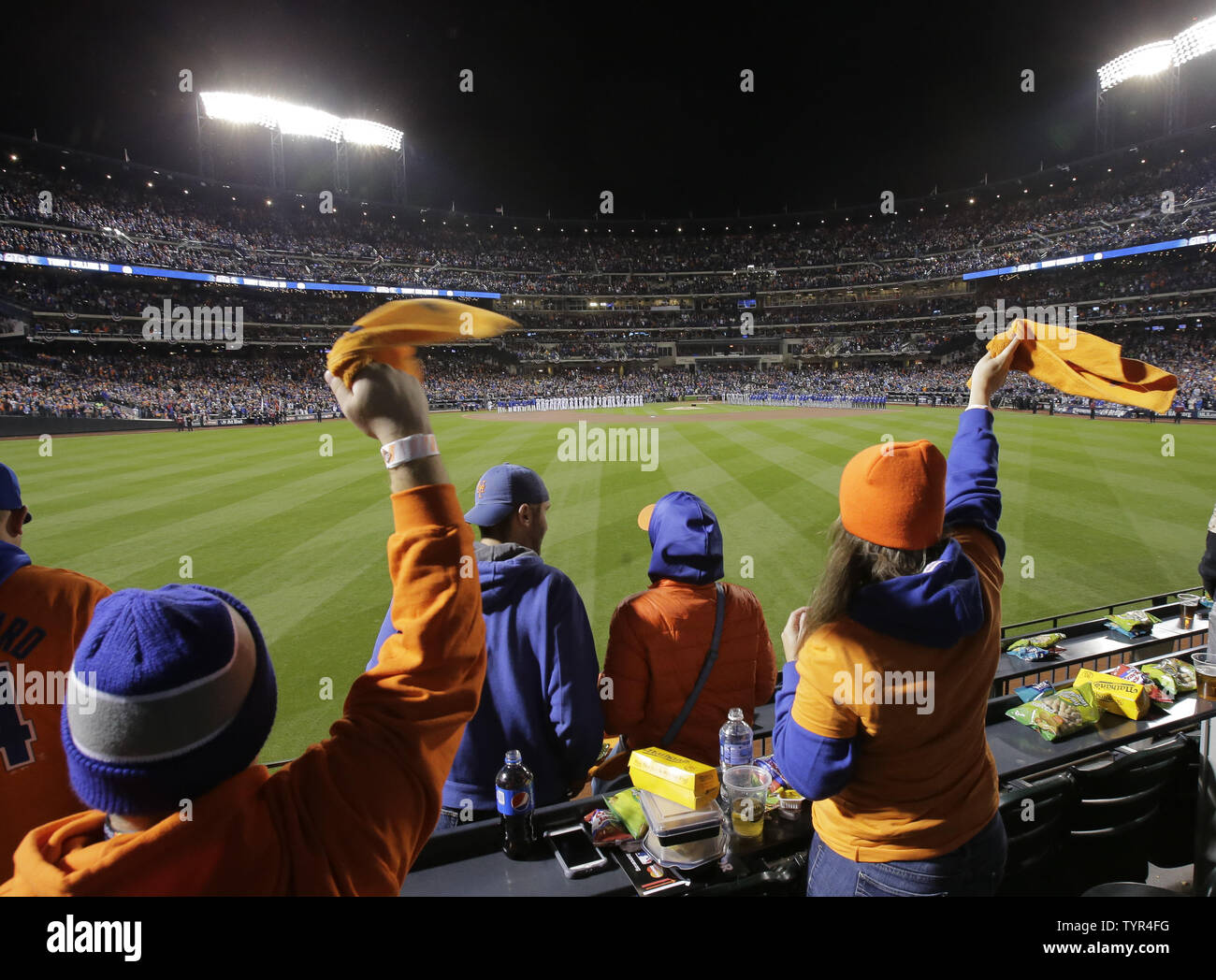 New york mets fans do the wave hi-res stock photography and images - Alamy