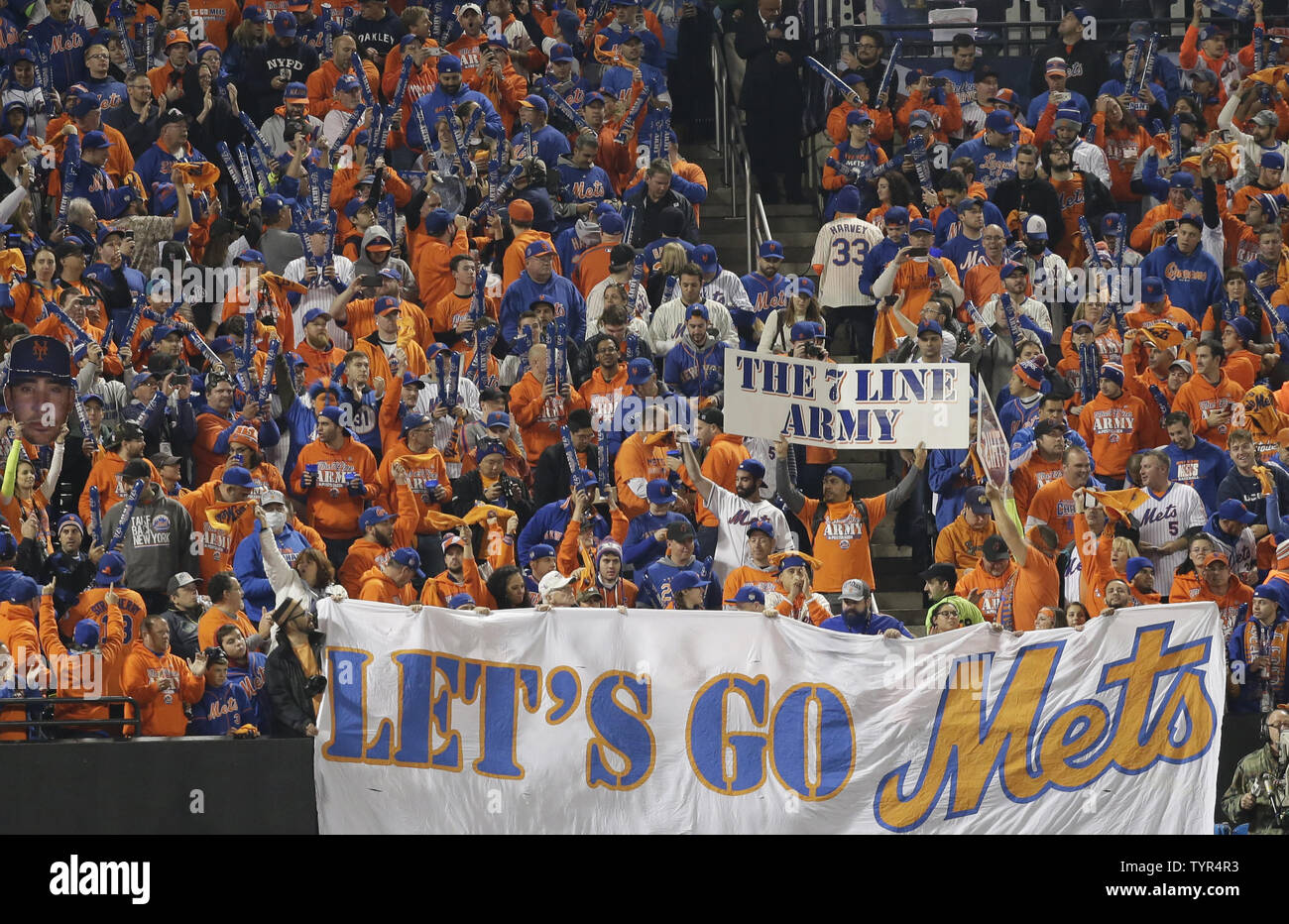 Mets fans cheer and hold up signs before the New York Mets play the ...