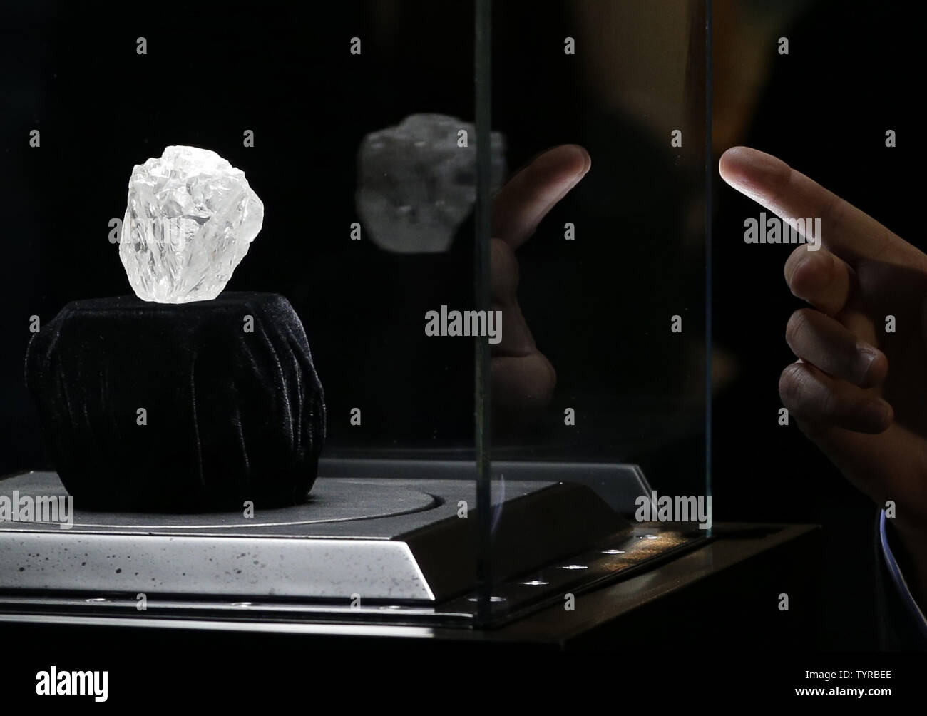 "Lesedi la Rona": a 1,109-carat rough diamond is on display at Sotheby ...