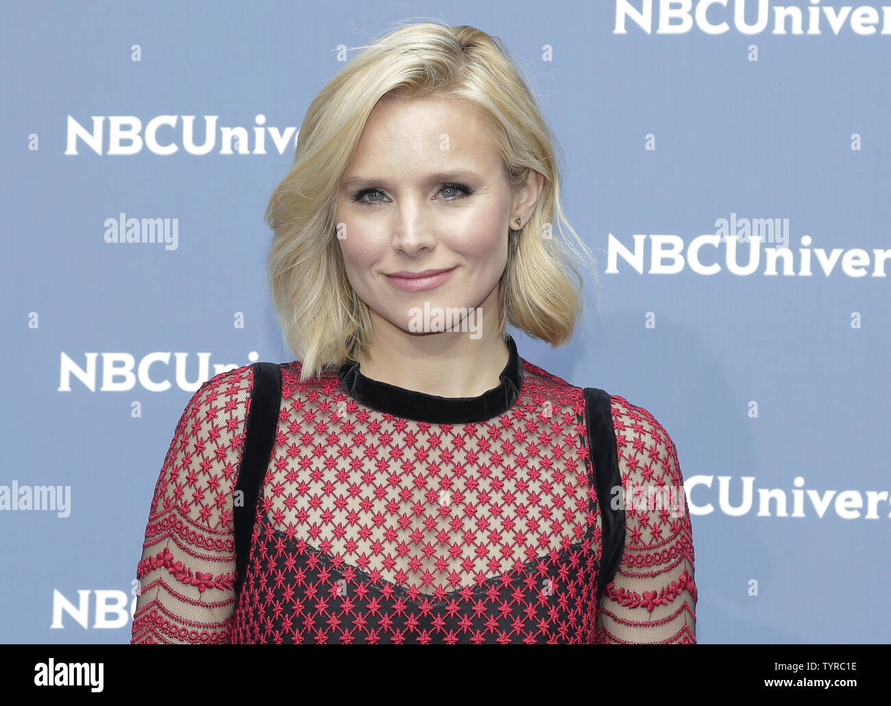 Kristen Bell arrives on the carpet the 2016 NBCUNIVERSAL Upfront at ...