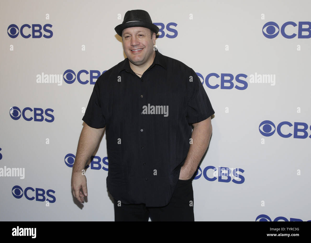 Kevin James arrives on the red carpet at the 2016 CBS Upfront at Oak ...