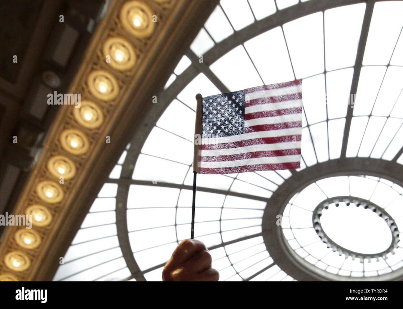 U s naturalization oath flag hi-res stock photography and images - Alamy