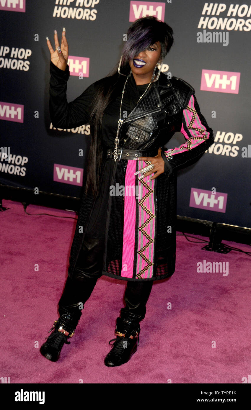 Lil' Kim arrives on the red carpet at the 2016 VH1 Hip Hop Honors: All ...