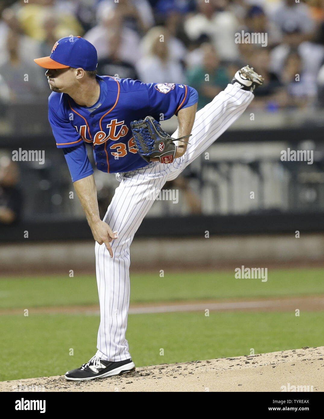 New York Mets starting pitcher Logan Verrett throws a pitch in the 3rd ...