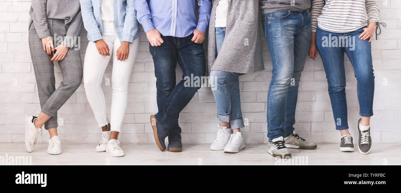 Body language legs hi-res stock photography and images - Alamy