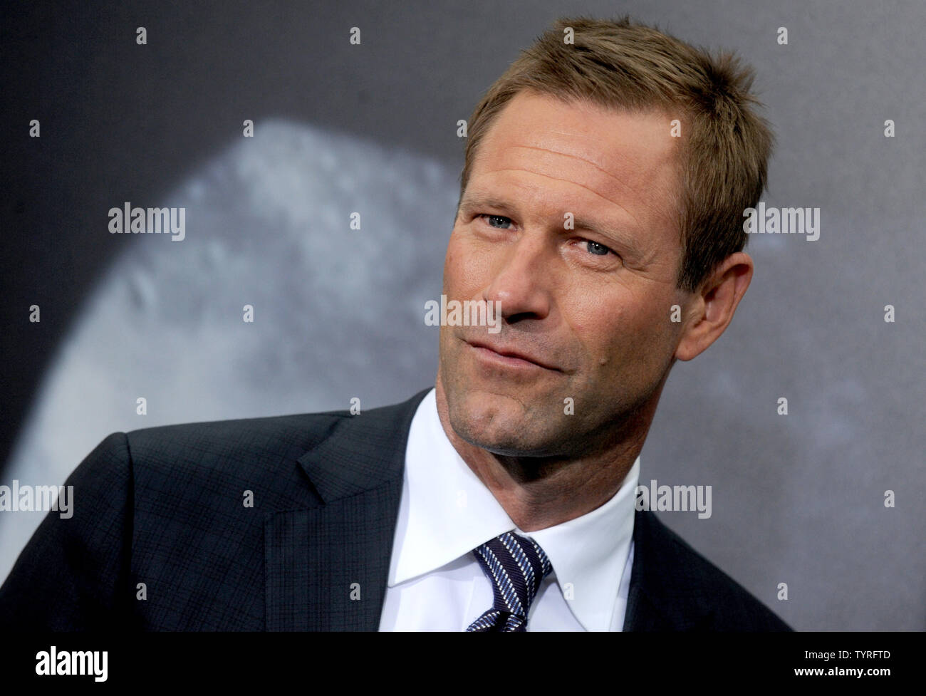 Aaron Eckhart arrives on the red carpet at the 'Sully' New York ...