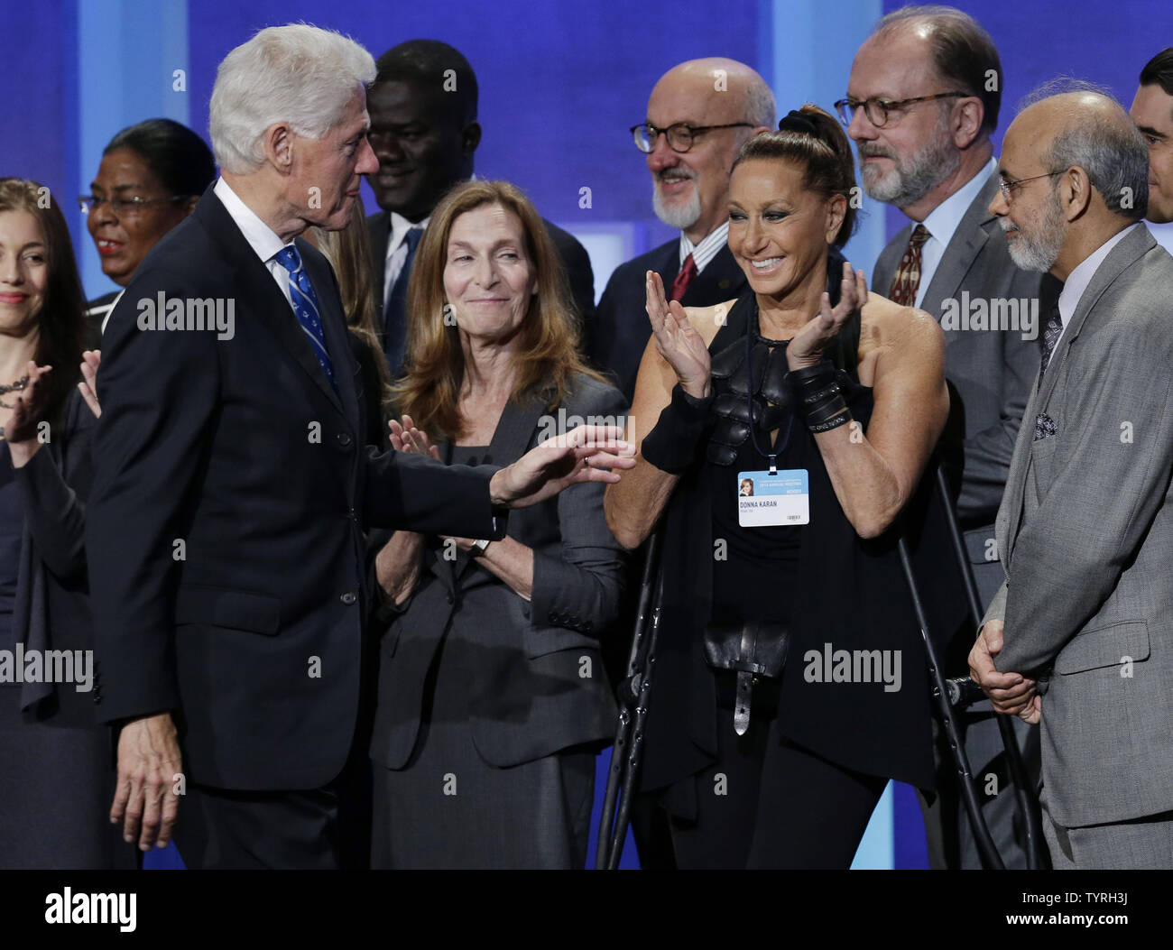 President bill clinton walks on hi-res stock photography and images - Alamy