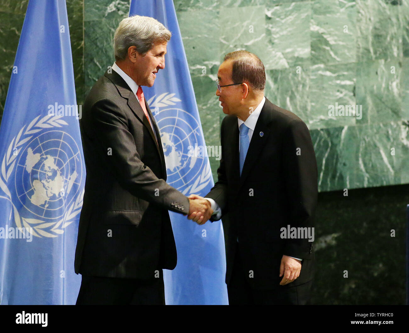 Climate agreement shake hands hi-res stock photography and images - Alamy