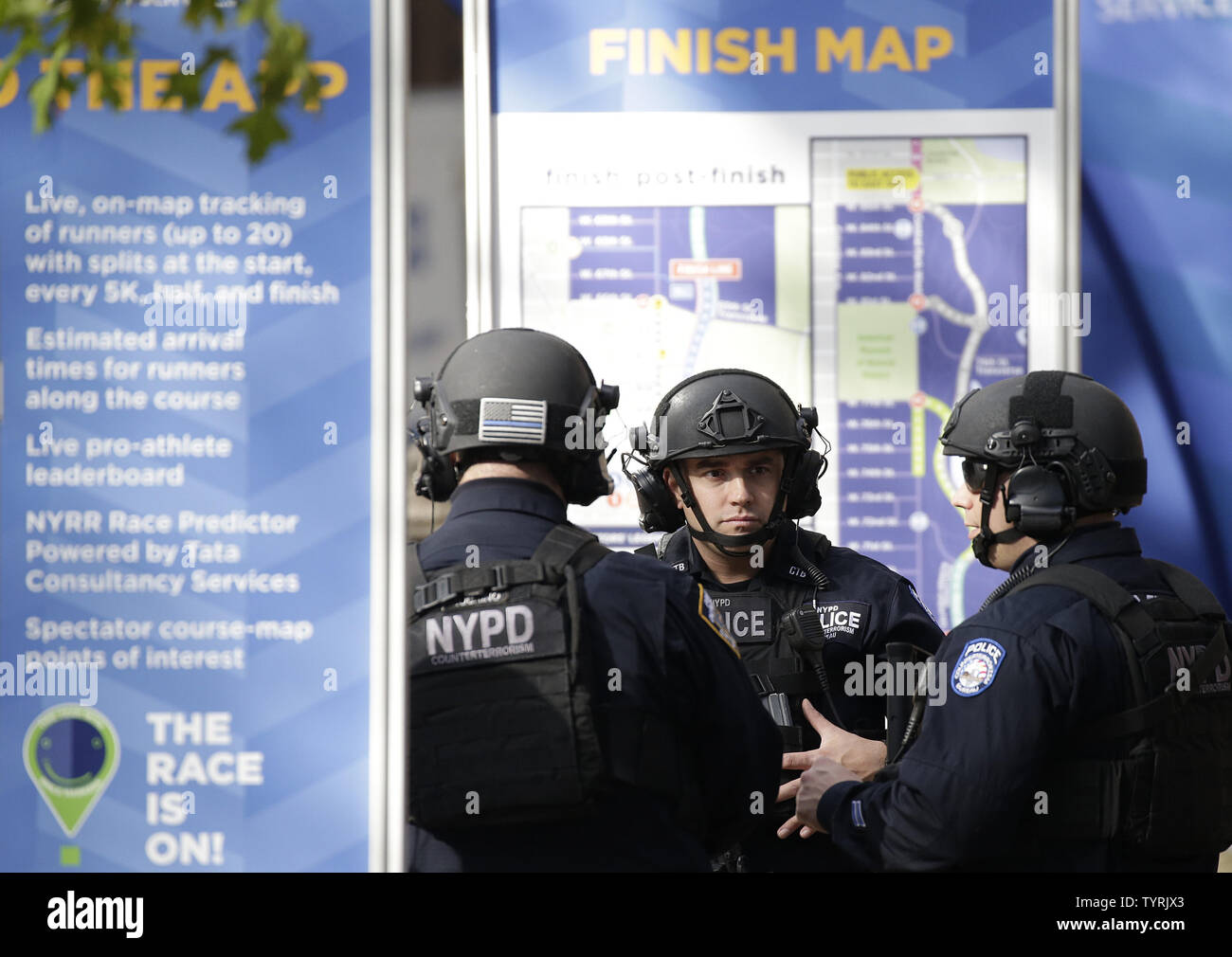 Police officers from around world hi-res stock photography and images ...