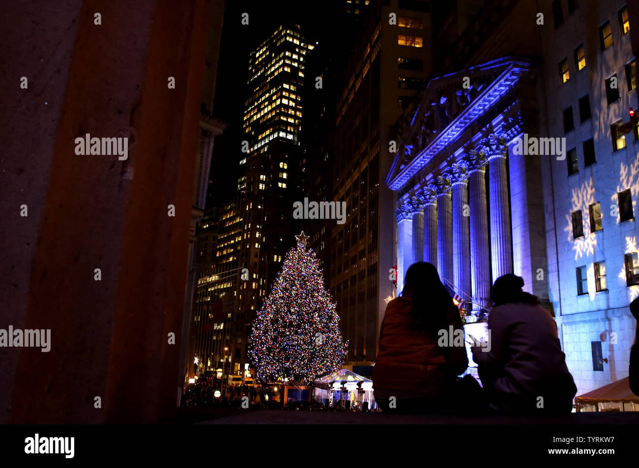 Gather around christmas tree hi-res stock photography and images - Alamy