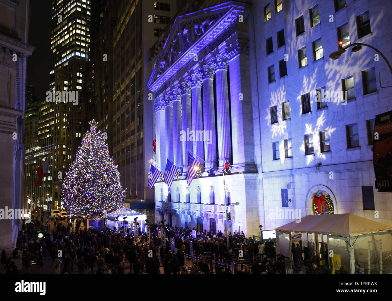Gather around christmas tree hi-res stock photography and images - Alamy