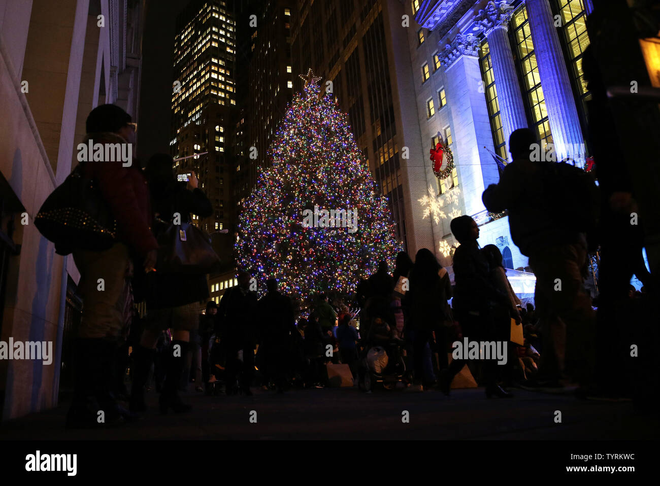 Gather around christmas tree hi-res stock photography and images - Alamy