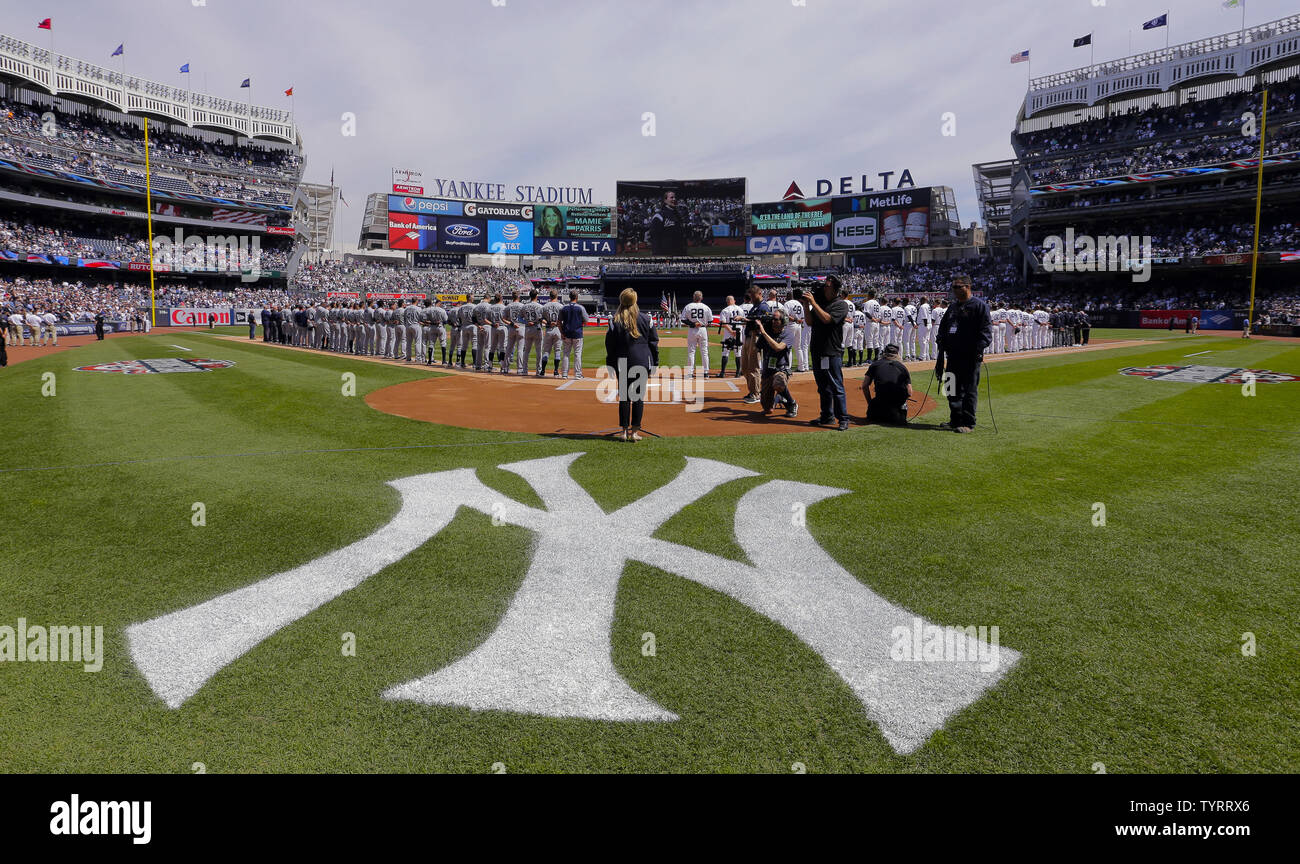 Mamie Parris, from the Broadway Show "CATS," performs the National ...