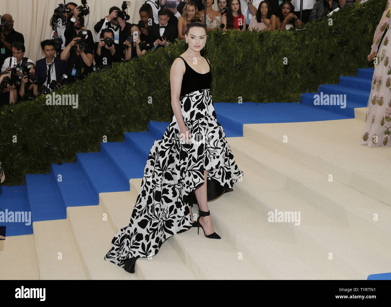 Daisy Ridley arrives on the red carpet at the Costume Institute Benefit ...