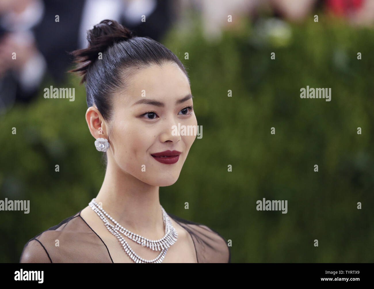 Liu Wen arrives on the red carpet at the Costume Institute Benefit at ...