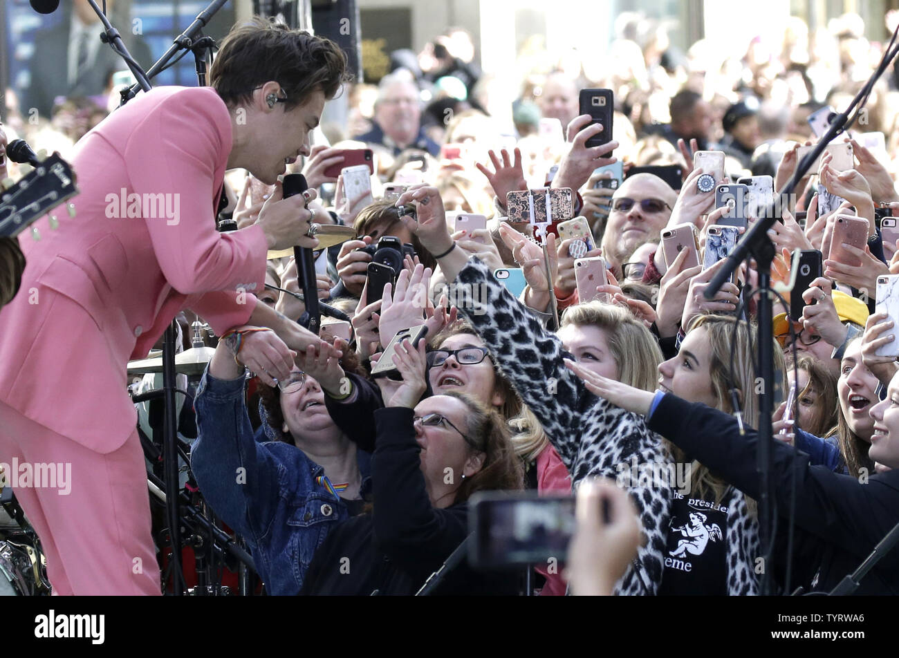 Harry styles concert fans hi-res stock photography and images - Alamy