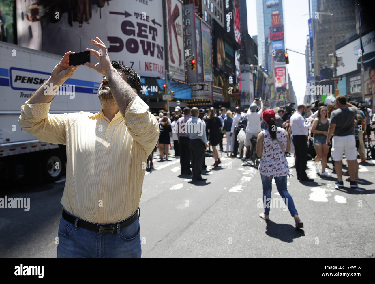 Wrong way in crowd hi-res stock photography and images - Alamy