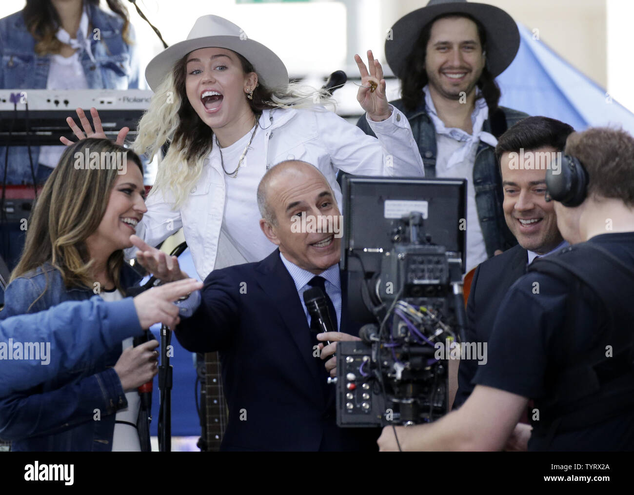 Miley Cyrus photo bombs Matt Lauer and the NBC morning cast doing a ...