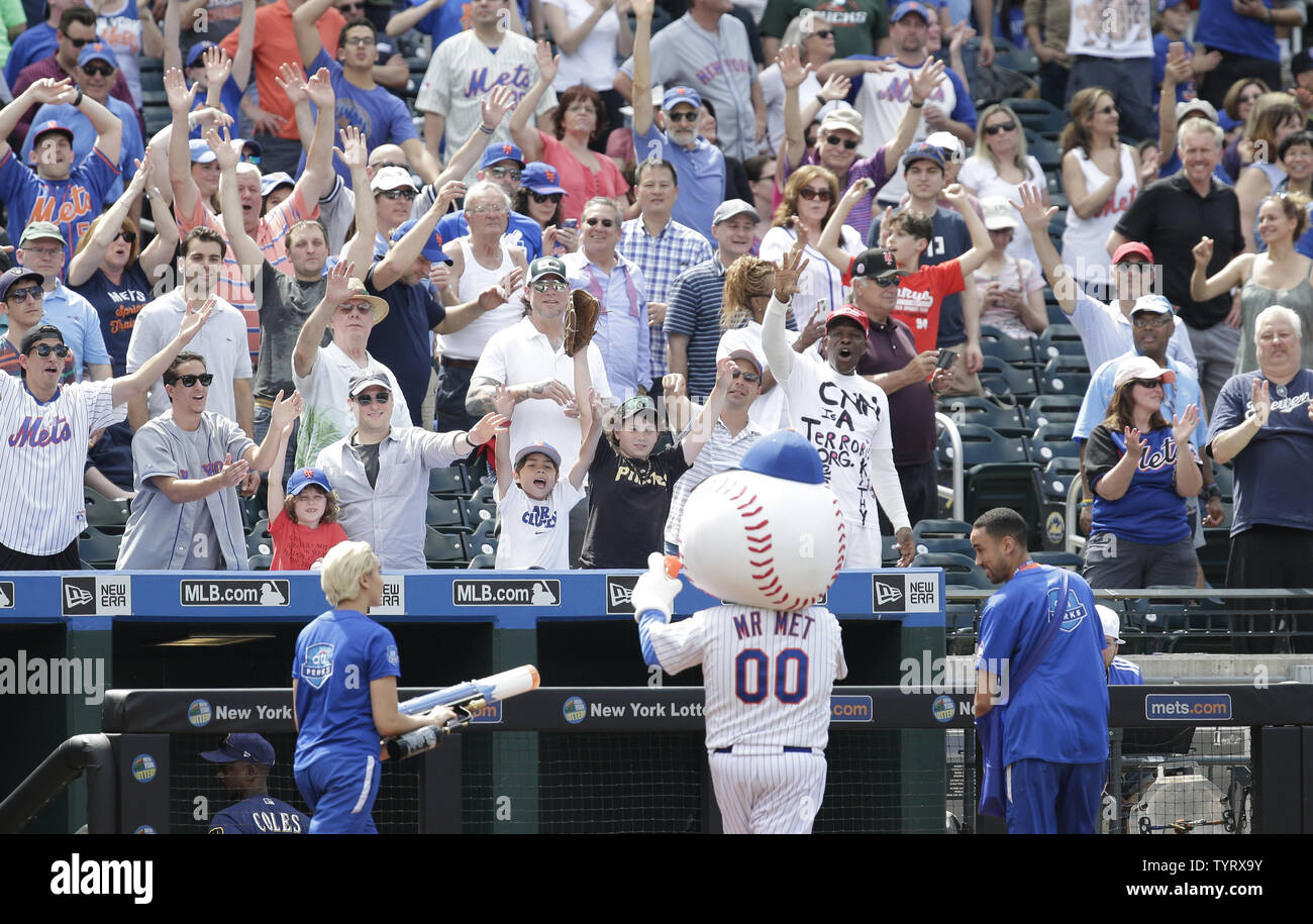 Citi field crowd hi-res stock photography and images - Alamy