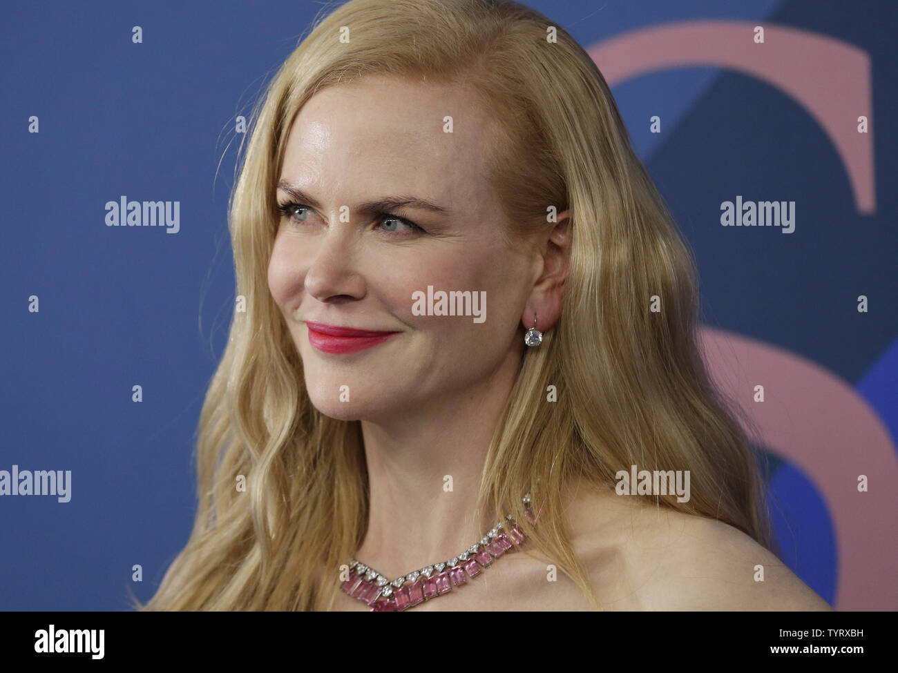 Nicole Kidman arrives on the red carpet at the 2017 CFDA Fashion Awards ...
