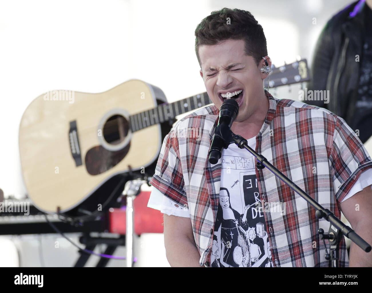 Charlie puth 2017 hi-res stock photography and images - Alamy