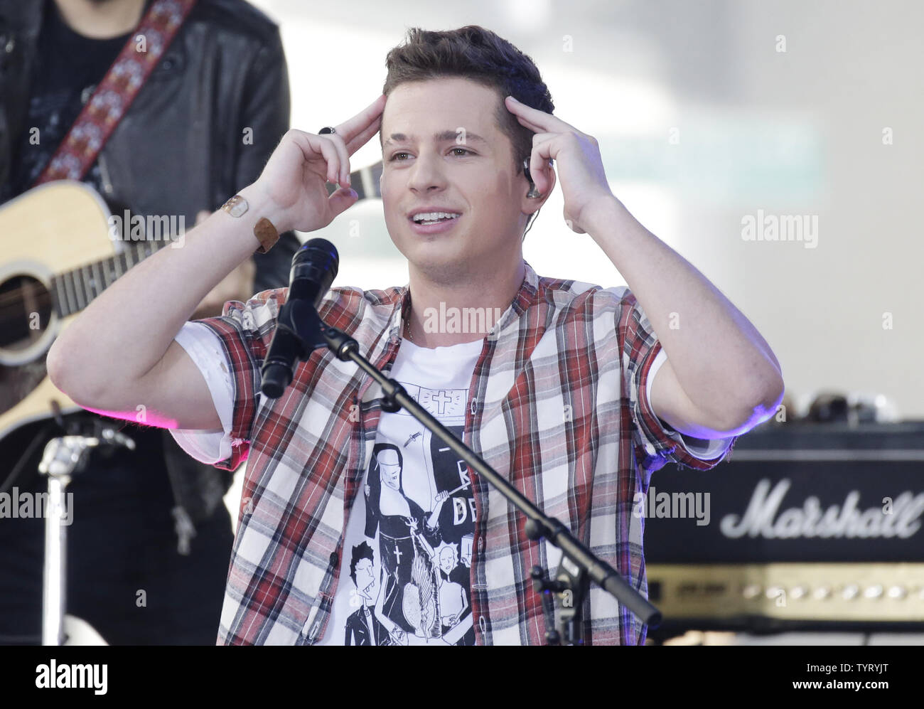 Charlie puth 2017 hi-res stock photography and images - Alamy