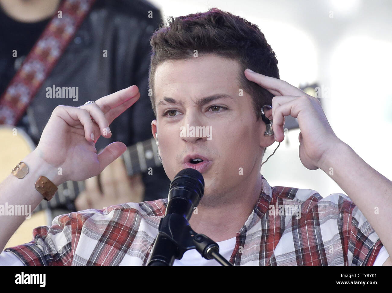 Charlie puth 2017 hi-res stock photography and images - Alamy