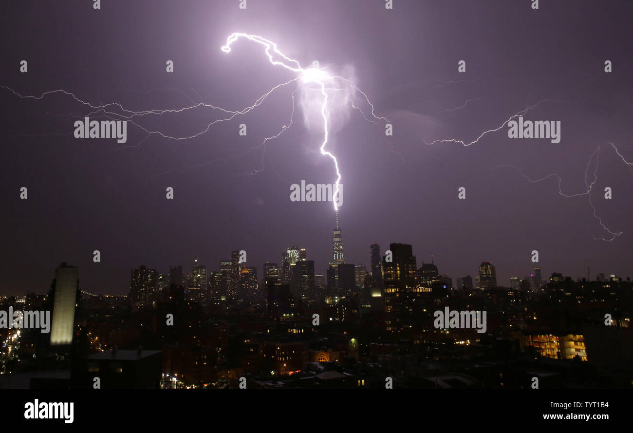 Lightning strikes trade center hi-res stock photography and images - Alamy