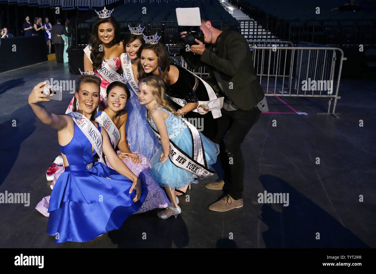 Teen beauty pageant hi-res stock photography and images - Alamy