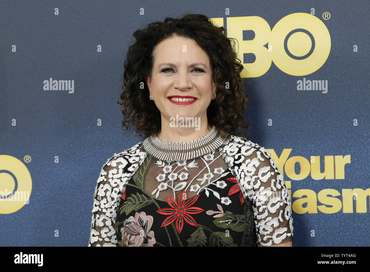 Susie Essman arrives on the red carpet at the 'Curb Your Enthusiasm ...