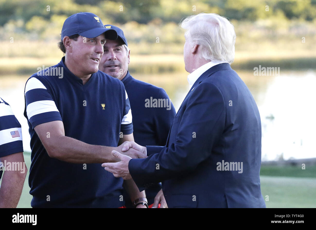 Phil Mickelson shakes hands with President of the United States Donald ...