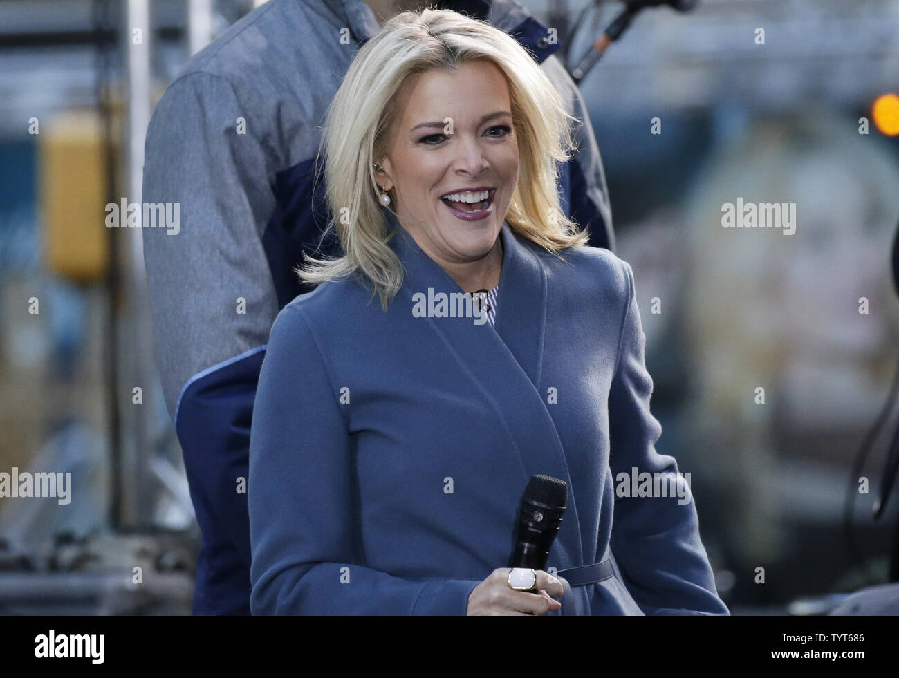 Show host Megyn Kelly smiles on stage when Faith Hill and Tim McGraw ...