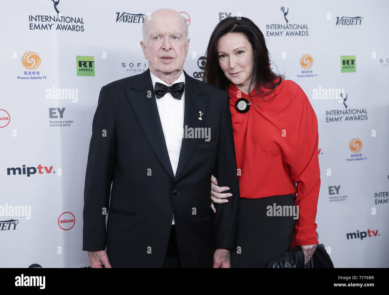 Camille Bidermann Roizen and Bruce Paisner arrive on the red carpet at ...