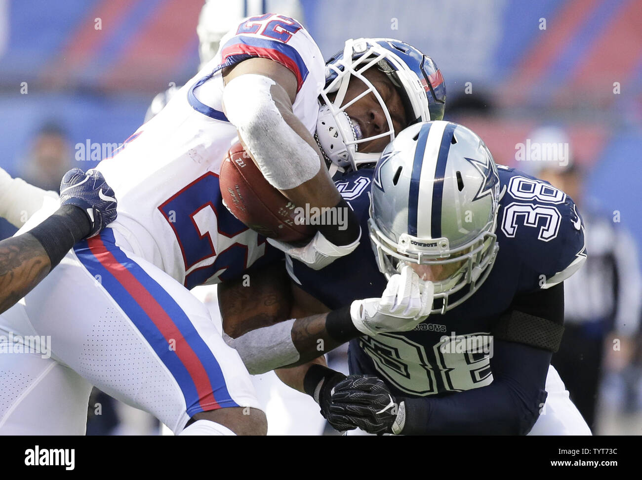 New York Giants Wayne Gallman carries the football running into Dallas ...