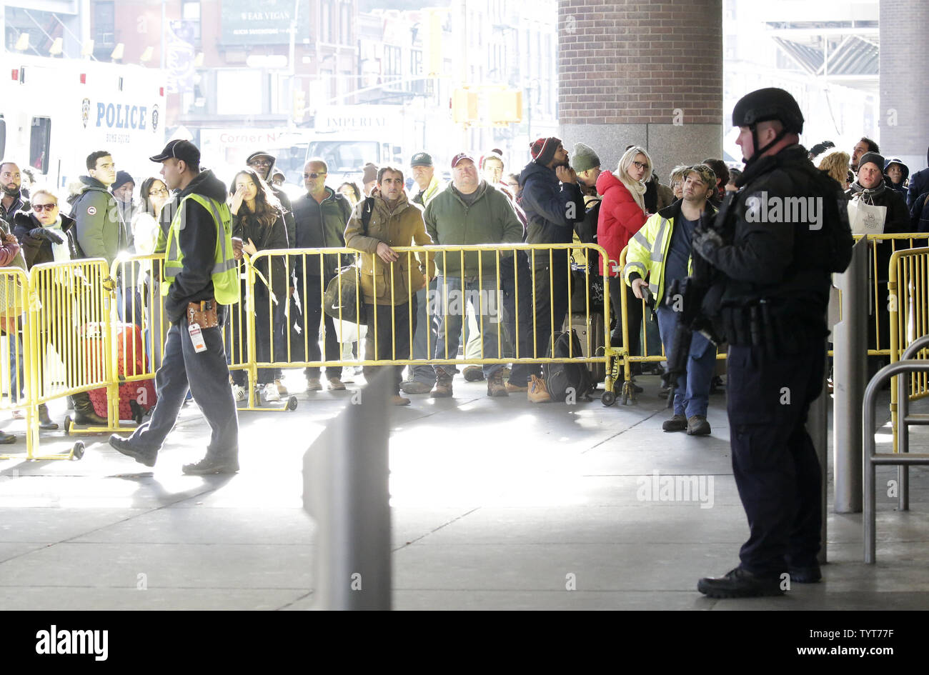 New york port authority officer hi-res stock photography and images - Alamy