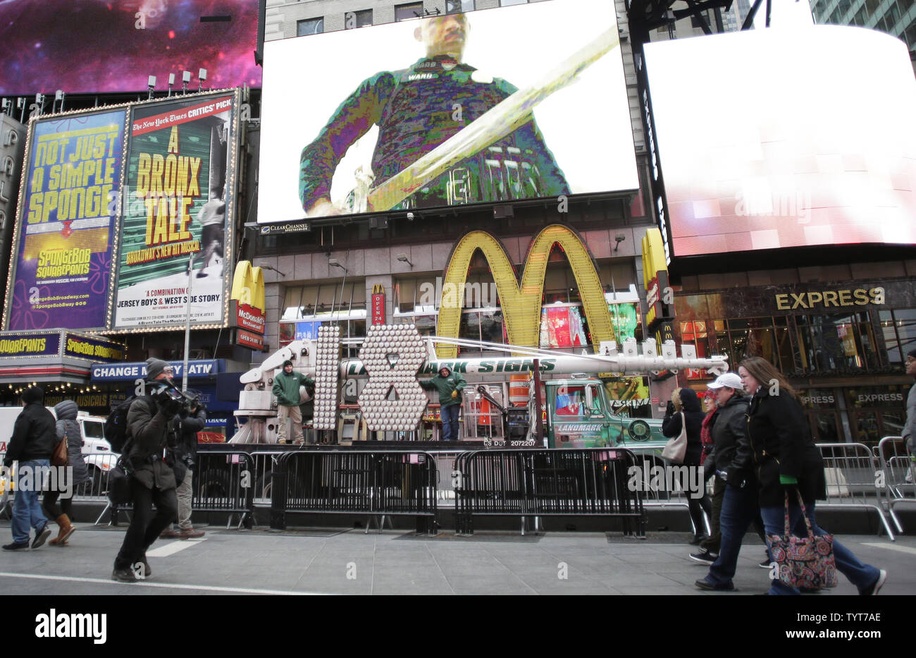 New years eve numerals arrive in times square hi-res stock photography ...