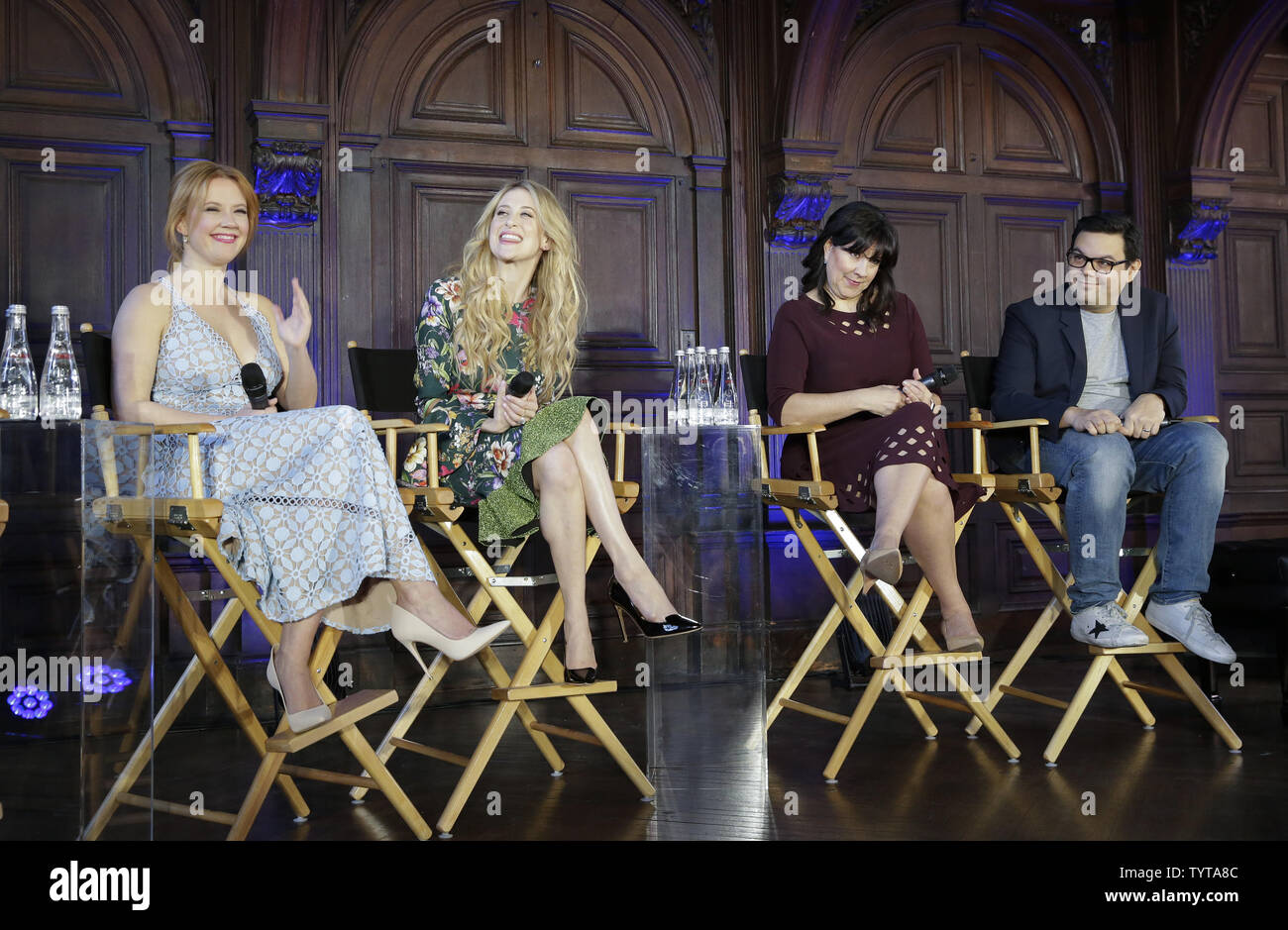 Anna and elsa frozen movie hi-res stock photography and images - Alamy