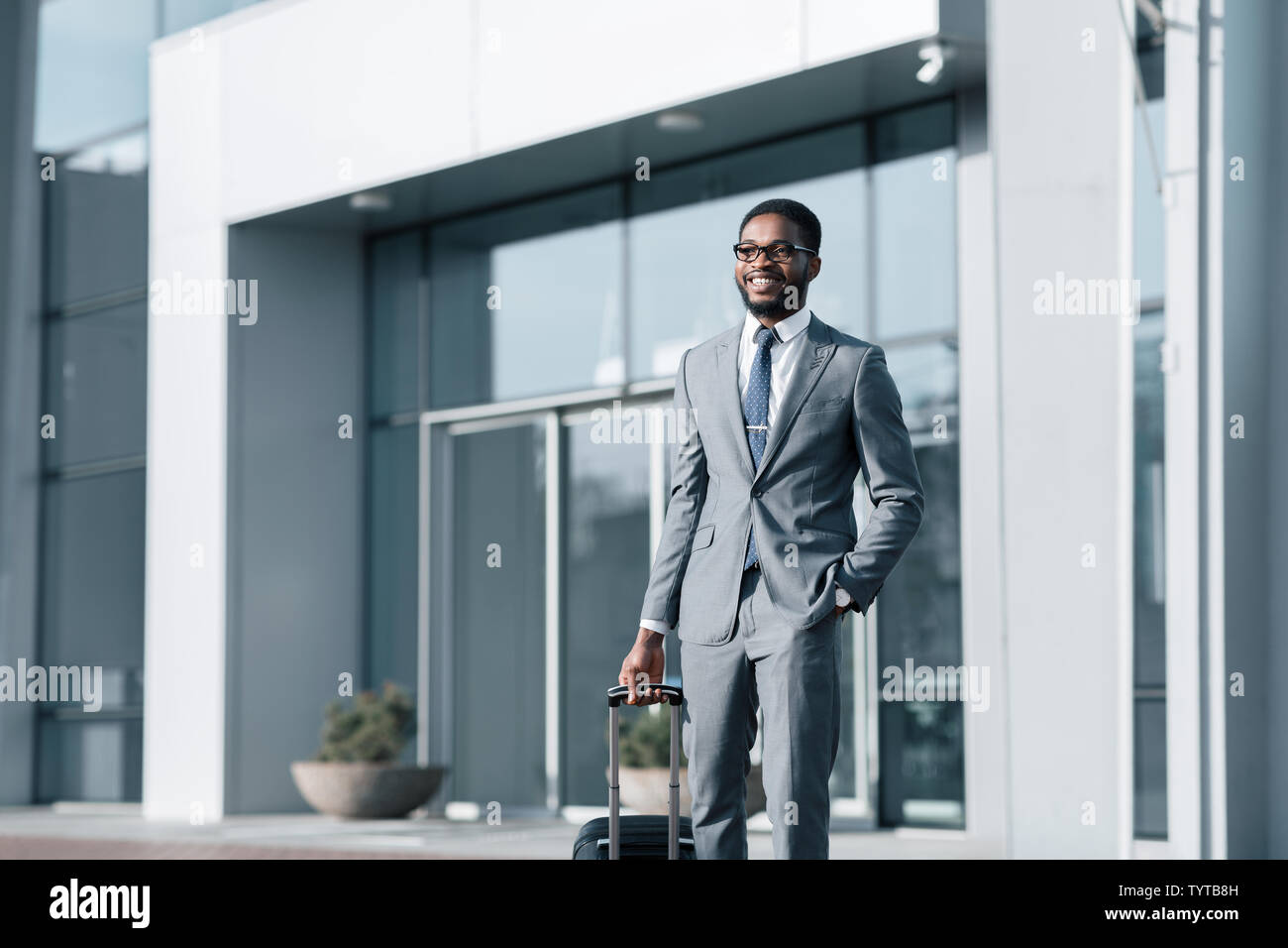 Business man airport walkway hi-res stock photography and images - Alamy