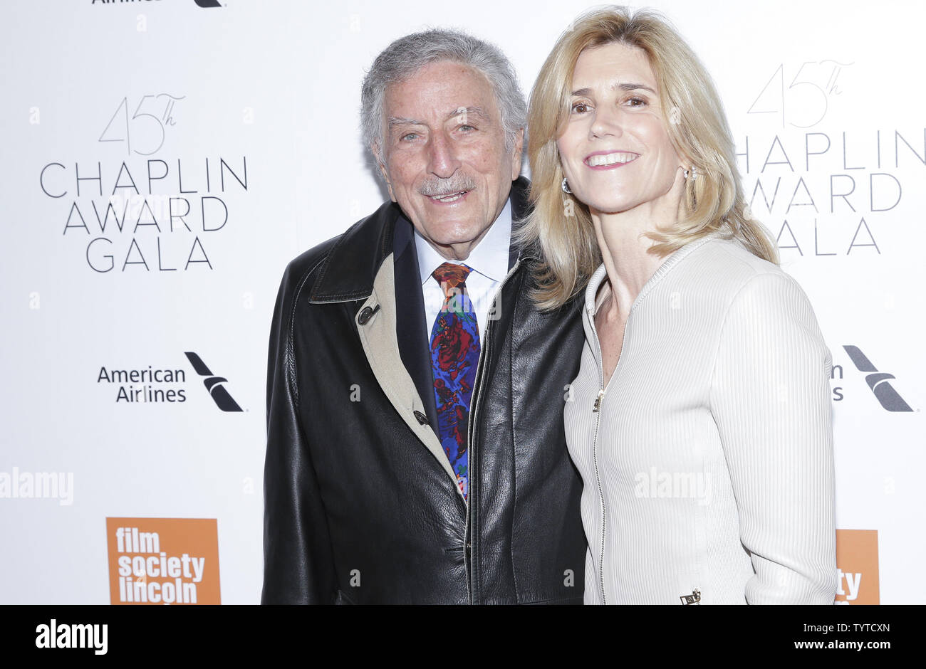 Tony Bennett and Susan Crow arrive on the red carpet at the 45th ...