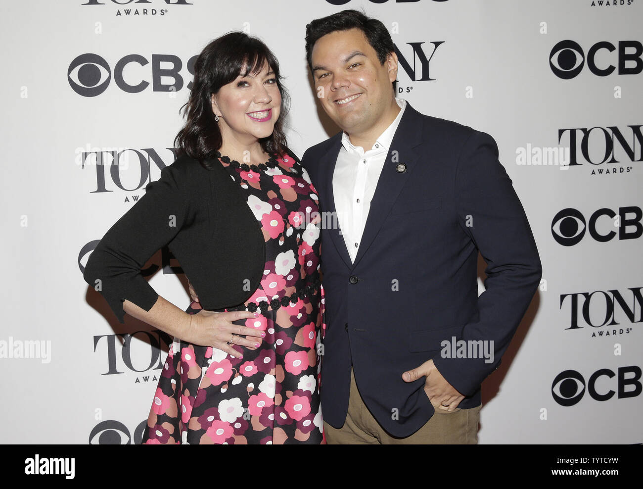 Kristen Anderson-Lopez and Bobby Lopez arrive on the red carpet at the ...