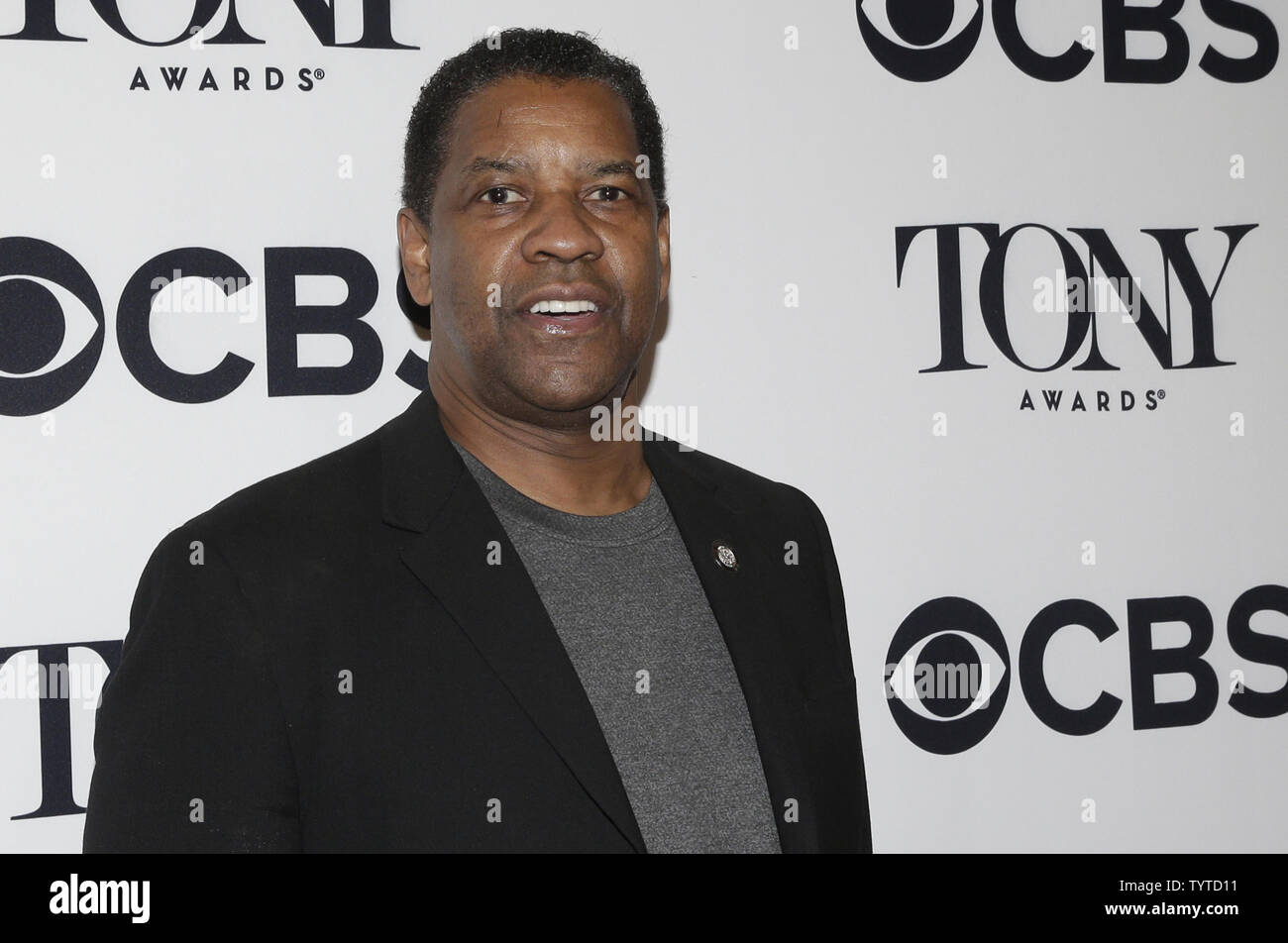 Denzel Washington arrives on the red carpet at the 2018 Tony Awards ...
