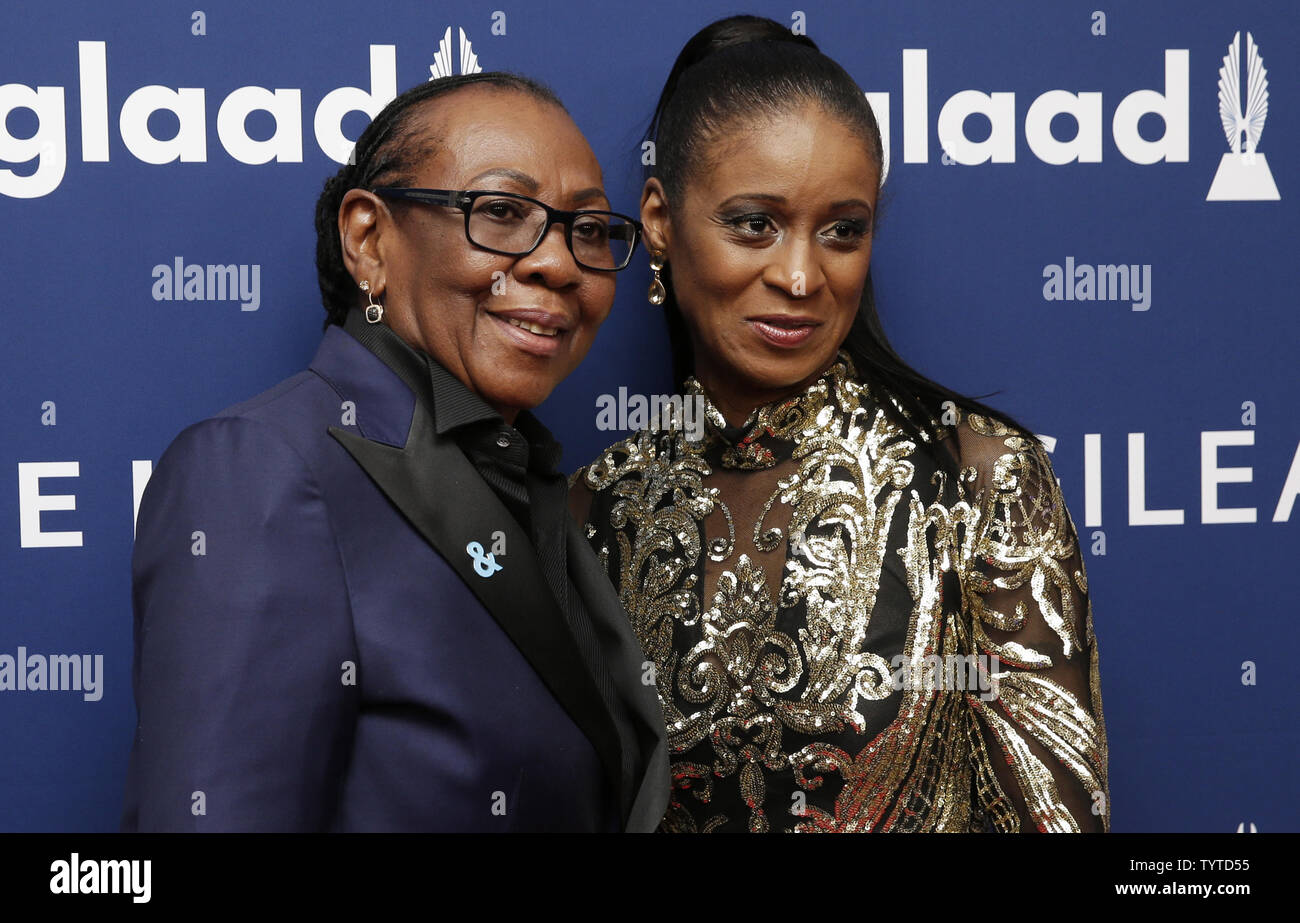 Gloria Carter arrives on the red carpet at the 29th Annual GLAAD Media ...