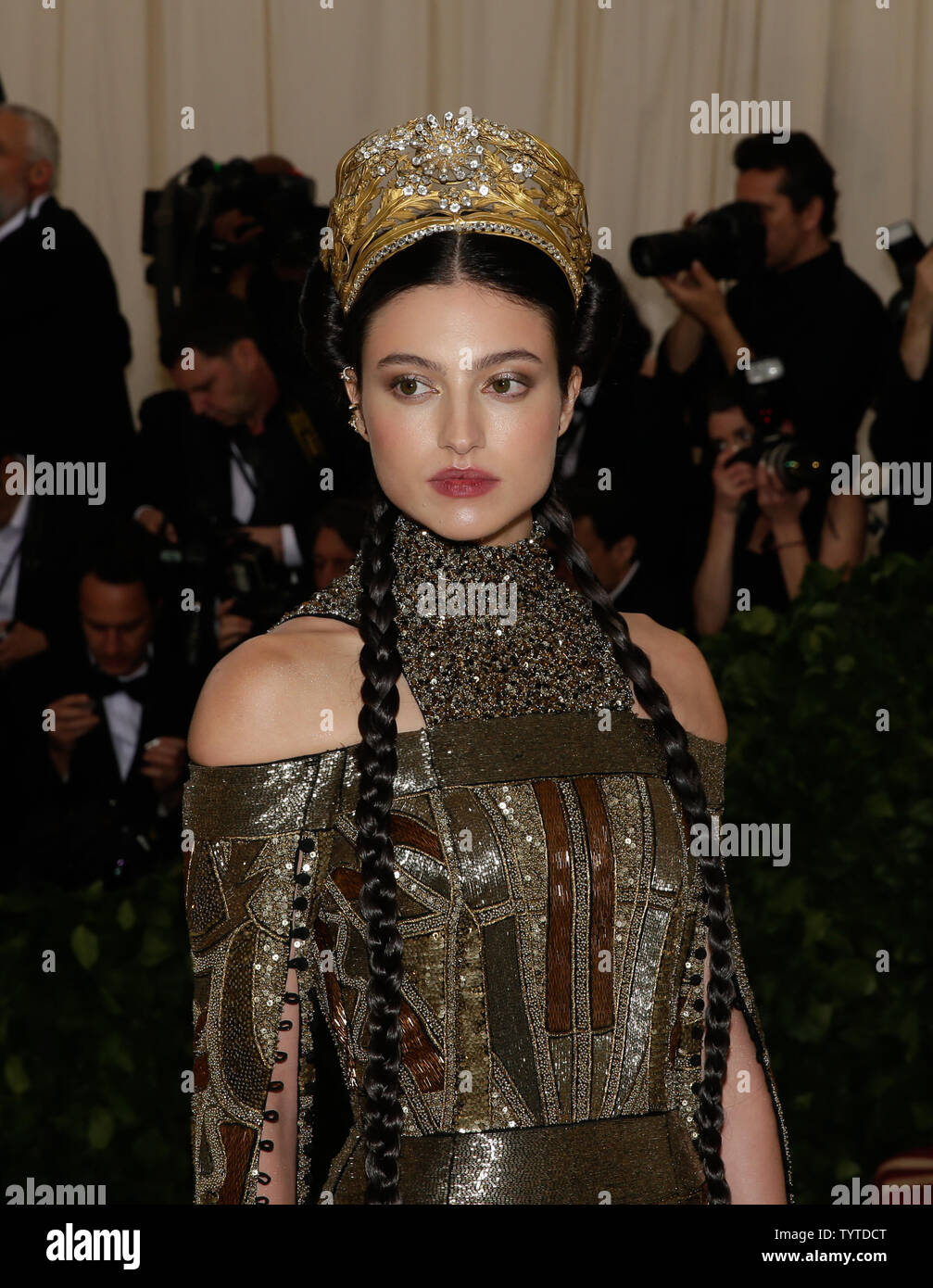 Isabelle Boemeke arrives on the red carpet at The Metropolitan Museum ...
