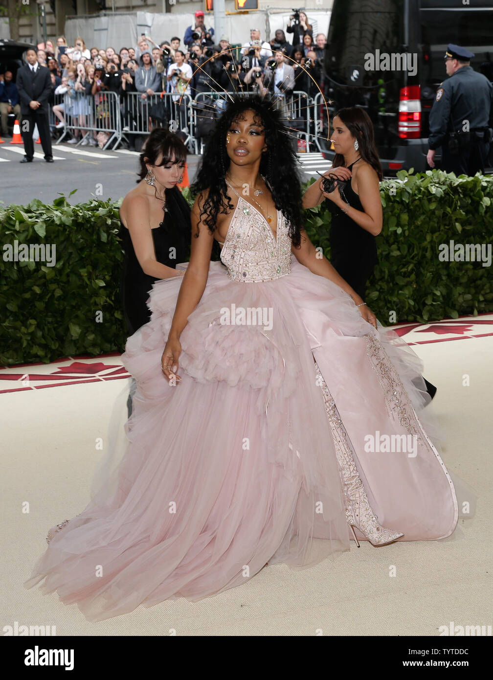 SZA arrives on the red carpet at The Metropolitan Museum of Art's ...