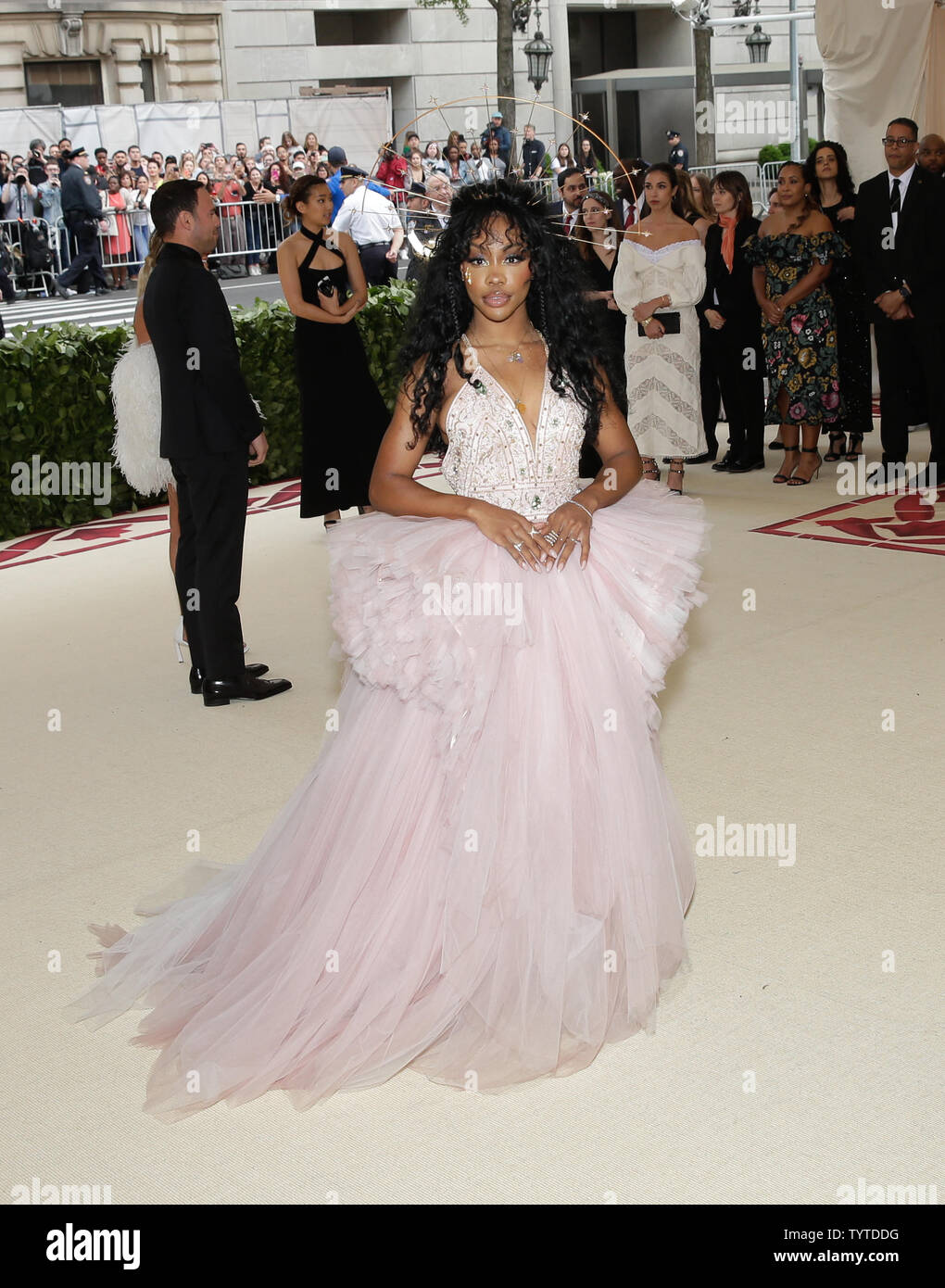 SZA arrives on the red carpet at The Metropolitan Museum of Art's ...